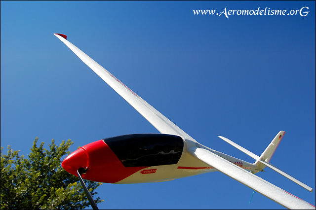 11) Nez rouge qui renforce sérieusement l'avant du fuselage. Admirez le ...